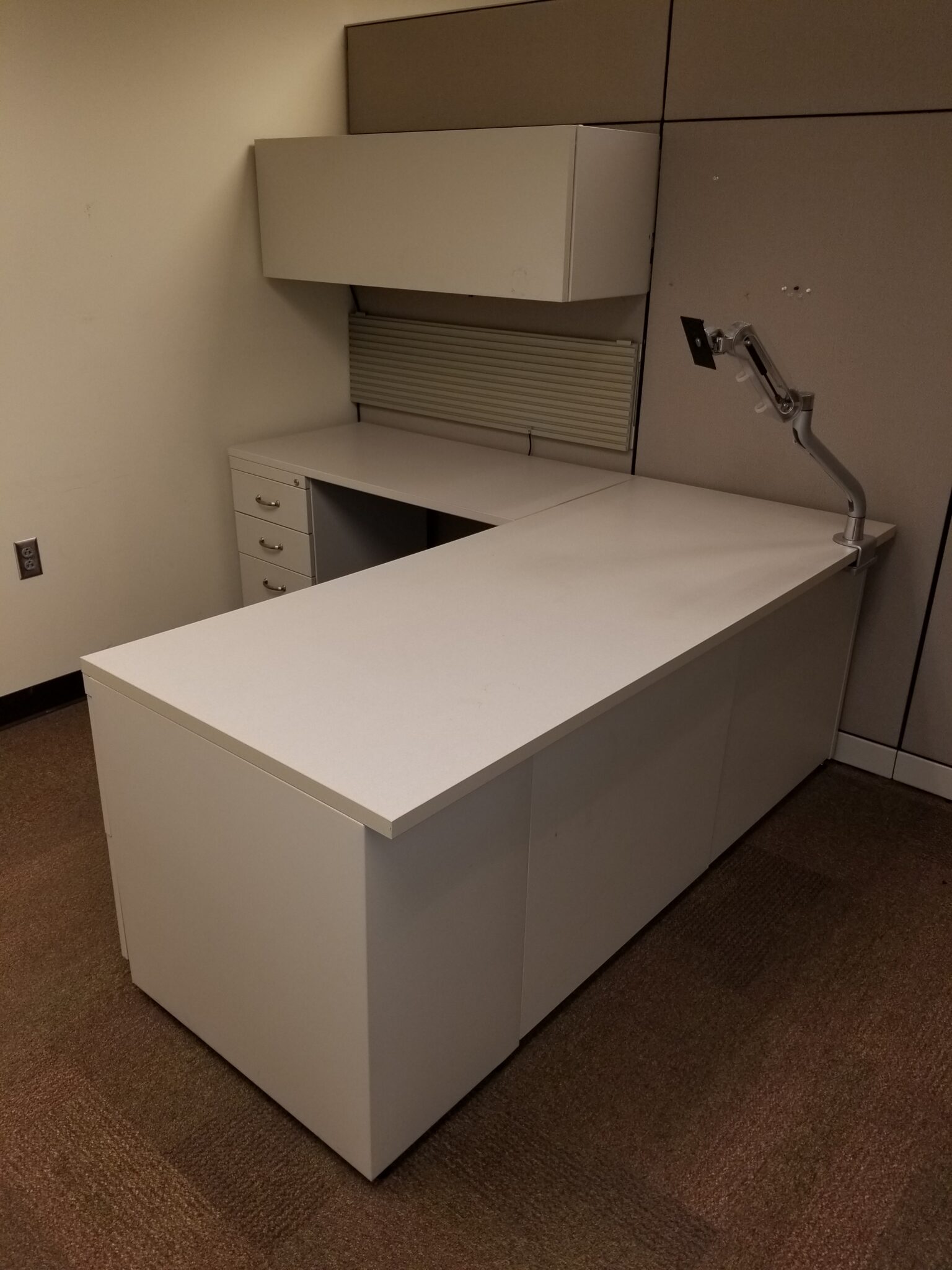 #393 Steelcase Laminate Workstation - Office Solutions Inc